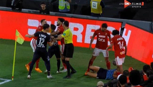 مشاده قوية بين اللاعبين في مباراة الاهلي وبيراميدز بكأس السوبر المصري