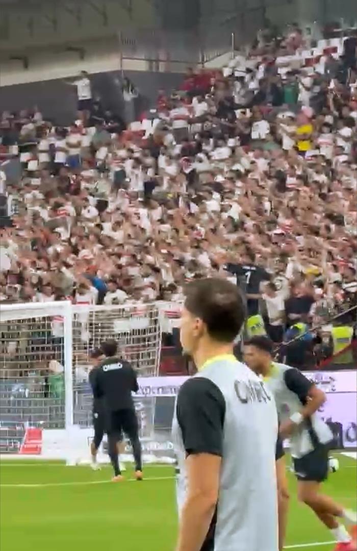 شاهد ماذا فعلت جماهير الزمالك مع ثنائي الدفاع الونش ومحمود إسماعيل في الملعب قبل القمة - ريلز بطولات