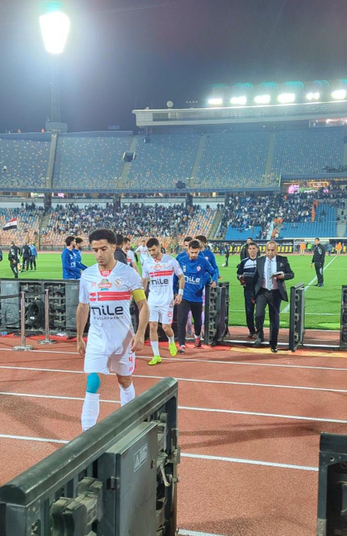 لحظة مغادرة لاعبي الزمالك ارضيه الملعب بعد اطلاق الحكم صافرة نهاية مباراة القمه - ريلز بطولات