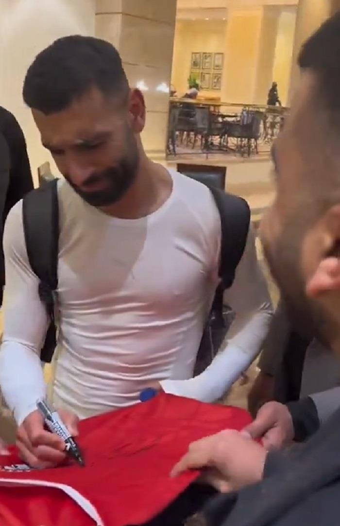 مستحيل ده عندي في البيت .. محمد صلاح يمازح مشجع مصري لحظة التوقيع له علي قميص المنتخب - ريلز بطولات