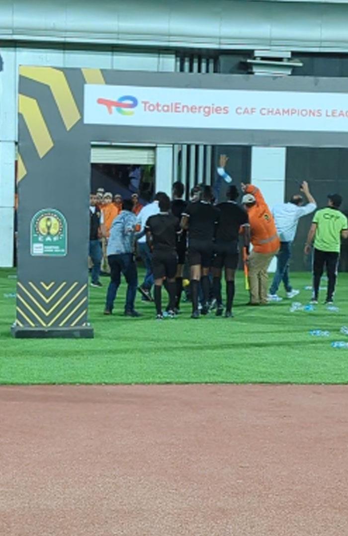 جماهير الأهلي تلقي زجاجات المياه على الحكام بعد الهزيمة أمام صن داونز - ريلز بطولات