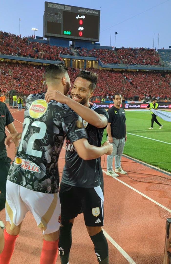 مصافحة زهير المترجي لاعب فاركو لأشراف داري قبل مباراة الاهلي - ريلز بطولات