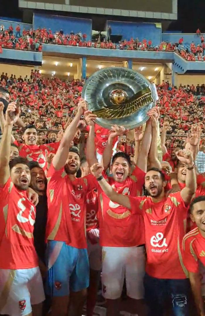 احتفال لاعبي الاهلي مع الجماهير بدرع الدوري - ريلز بطولات