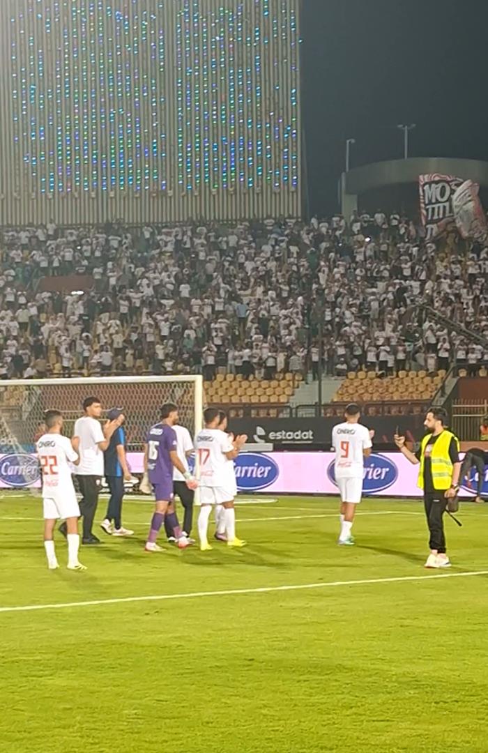 "تعالى نكسب الدوري " .. جماهير الزمالك توجه التحية للاعبين واللاعبين يذهبون لهم للاحتفال - ريلز ...