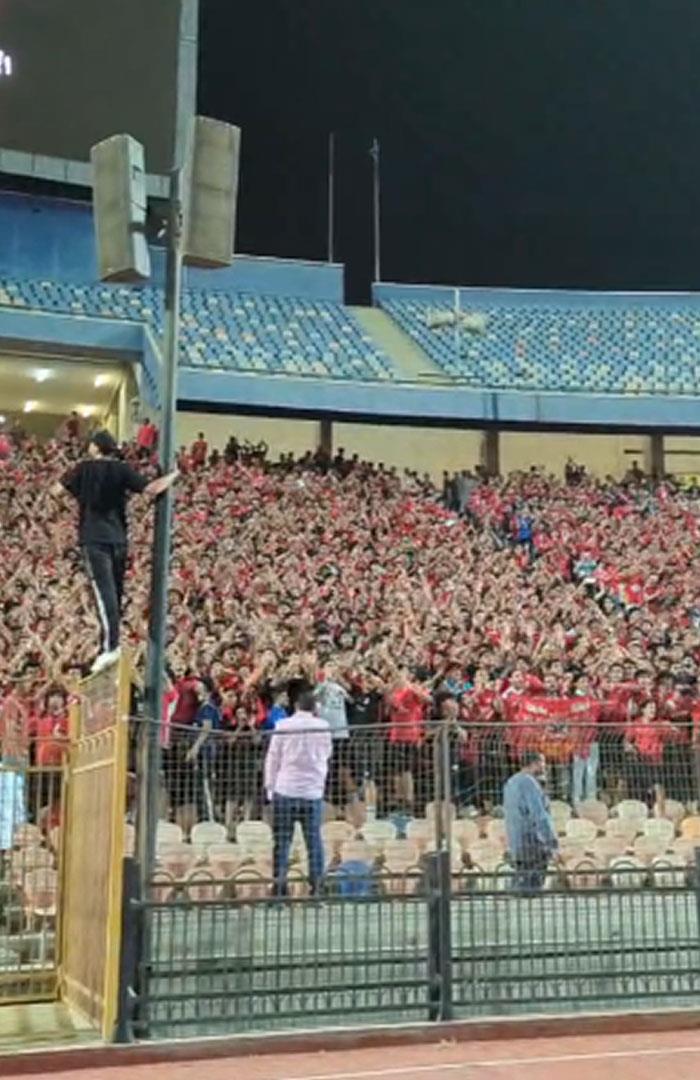 الأهلي خيره على الكل واللي يبيعه هيشوف الذل.. هتافات نارية من جماهير الأهلي ورسالة خاصة لـ زيزو ...